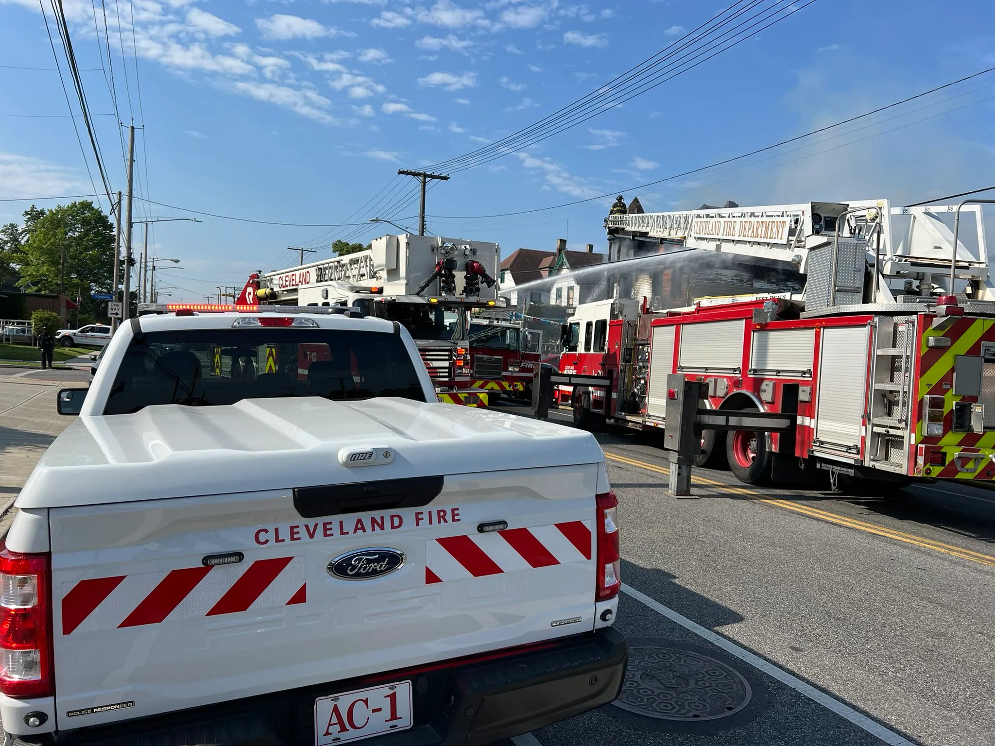 CLEVELAND, OHIO FIREFIGHTER INJURED AT FIRE | Firefighter Close Calls ...