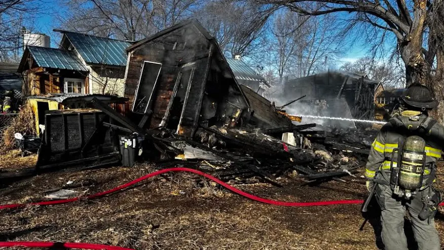 CLOSE CALL - COLLAPSE AT HOUSE FIRE - MISSOURI | Firefighter Close ...